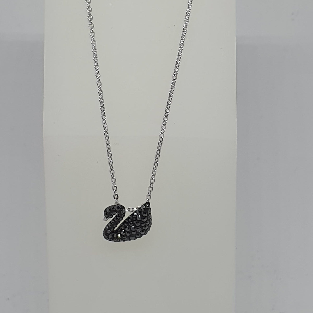 SWAROVSKI Iconic Swan Halskette Schwan Klein, Schwarz, Rhodiniert 5347 ...